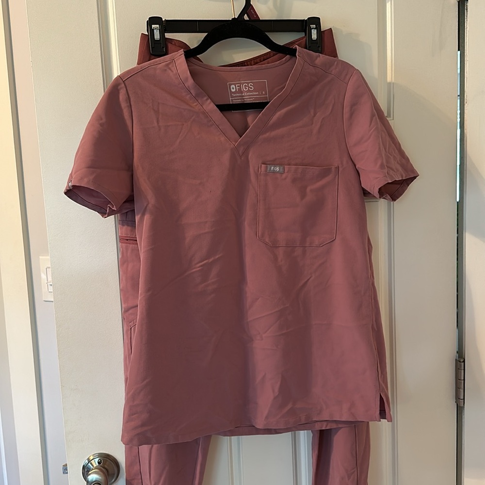 Figs Scrubs Mineral Mauve Catarina One Pocket Top, Za… - Gem